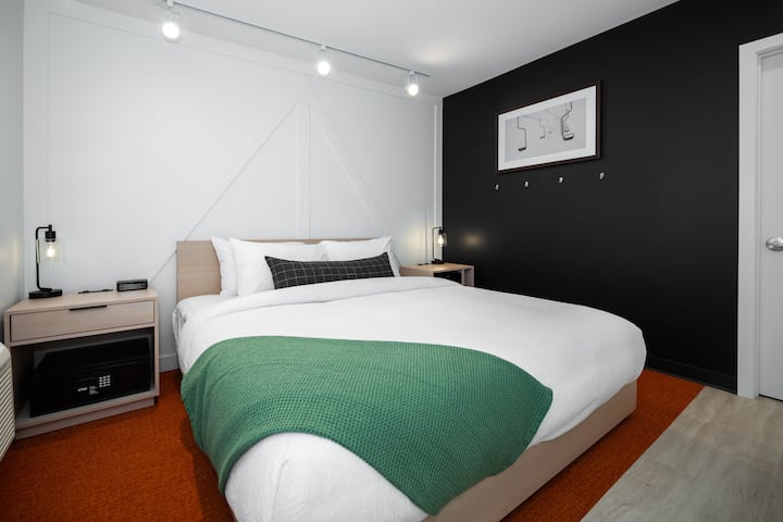 Weekend Warrior Suite -Sleeps 4 - Revelstoke