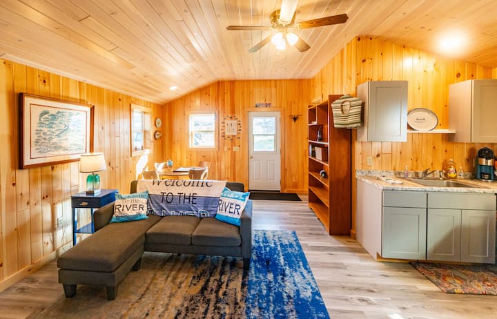 Grindstone Riverfront Guesthouse - Gananoque