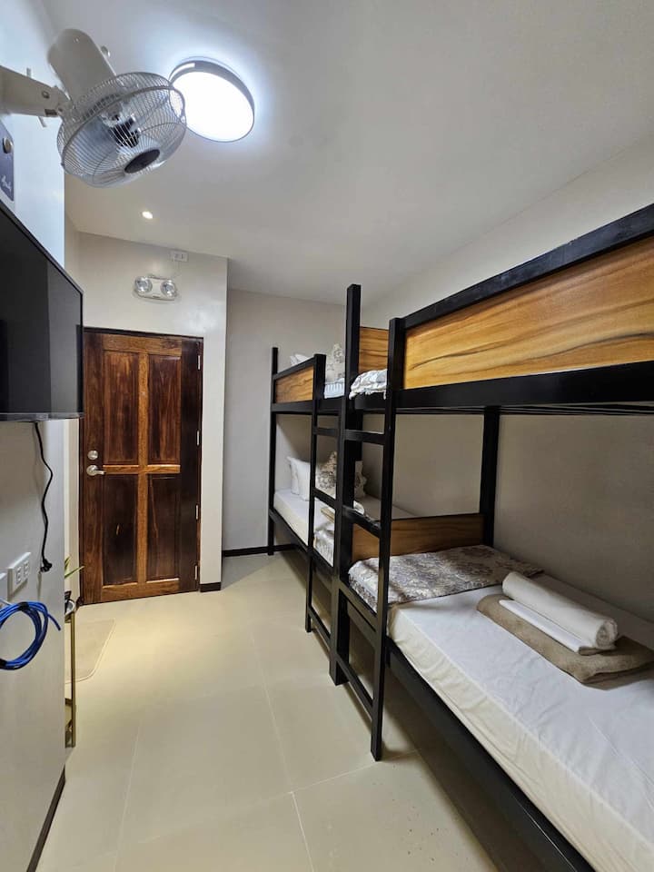 Jaijai's Backpackers Inn (Room C) - Coron