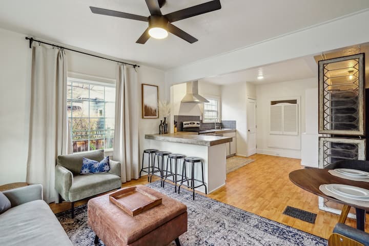 Modern Wfh Home • Private Yard + Heated Lounge - Portland, OR