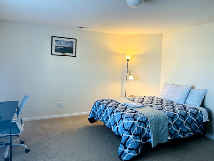 Spacious Room With Shared Bath D - Raleigh, NC