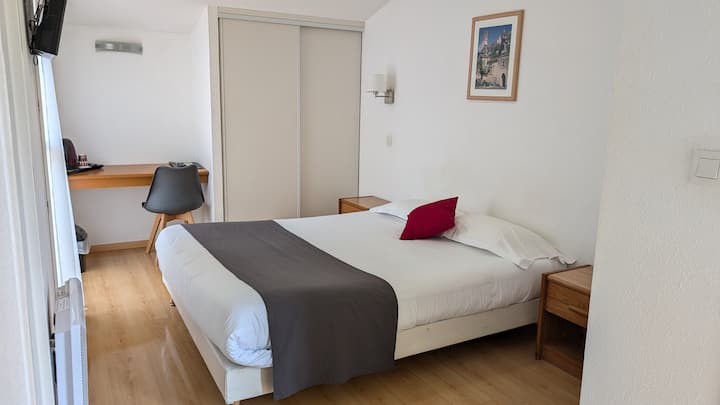 Chambre Grand Lit Et Douche - Monflanquin