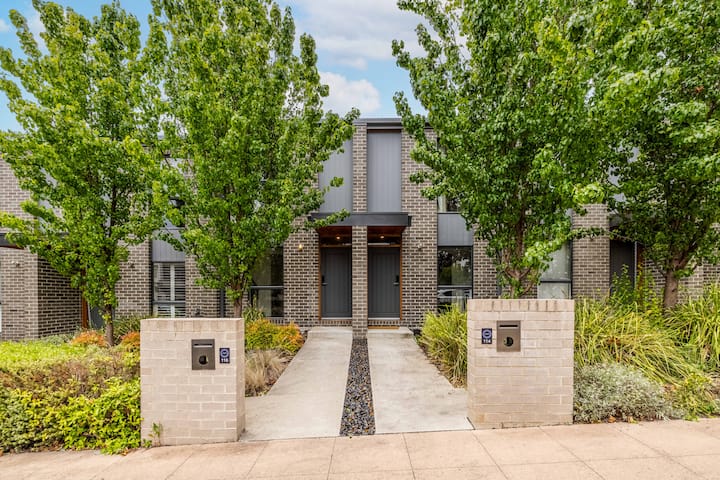 Twin Haven Townhouses Side By Side - Book Together - Canberra