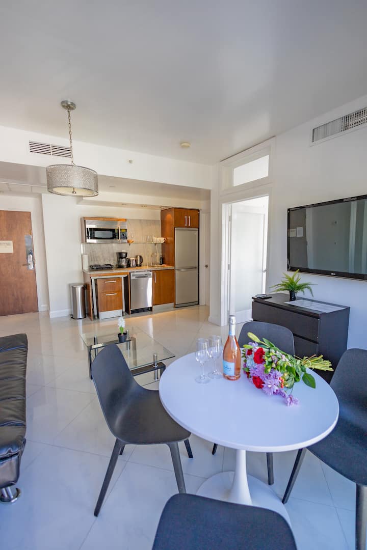 Ocean Drive 1br | Rooftop Pool + Beach Access - South Beach, FL