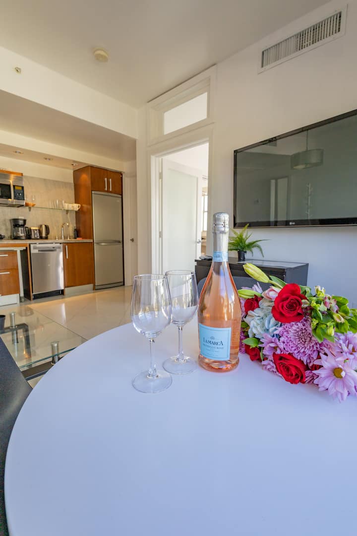 Ocean Drive 1br | Rooftop Pool + Beach Access - South Beach, FL
