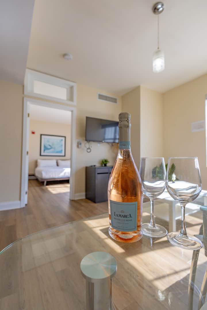 Ocean Drive 1br | Rooftop Pool + Beach Access - Miami Beach, FL