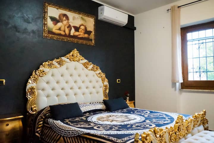 Villa Stile Versace Con Spazi Esterni E Piscina - Latina