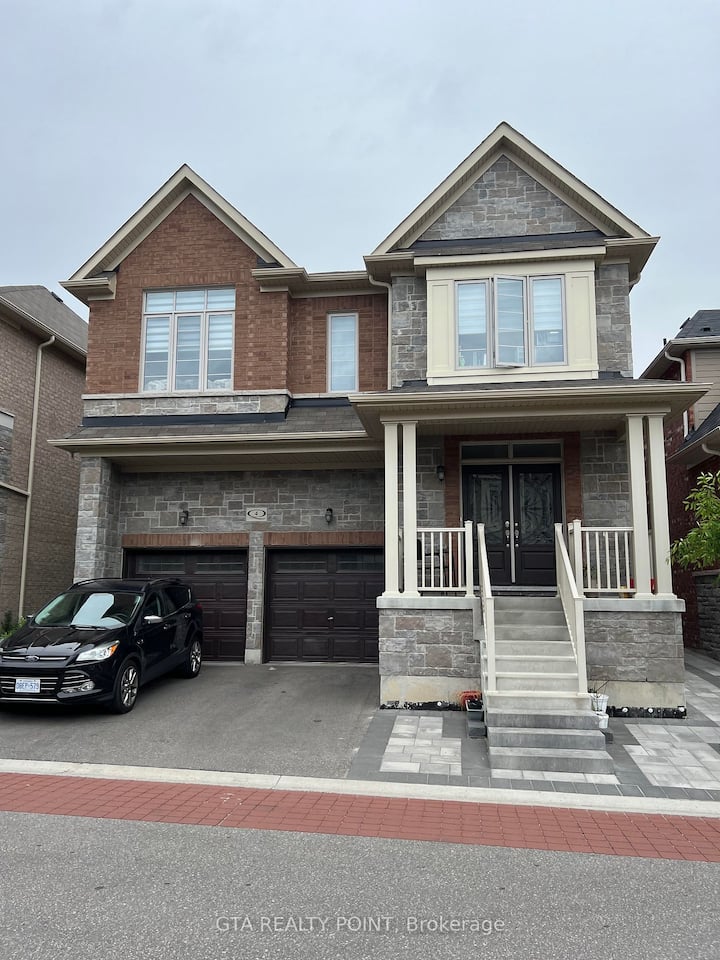Large Spacious Home In Ajax - Ajax