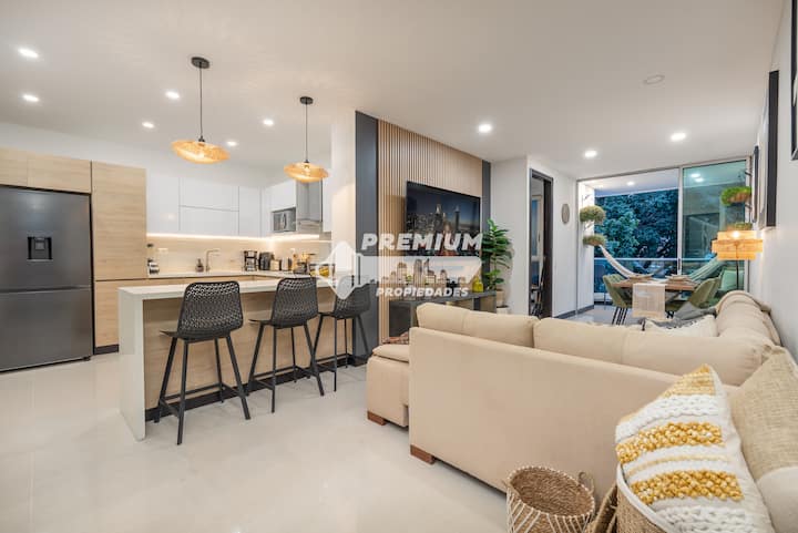 Boho 3br W/ Balcony & Gym In Laureles - Medellín