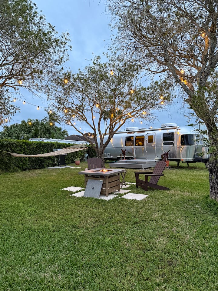 Serene Lakeside Camper Retreat - Florida