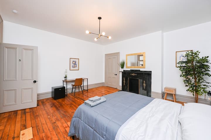Private Suite | Medical Professionals & Student R5 - Pittsburgh, PA