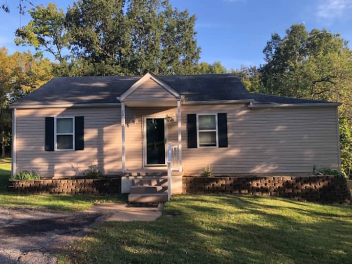 Home Sweet Fully-furnished Home! - Kirkwood, MO