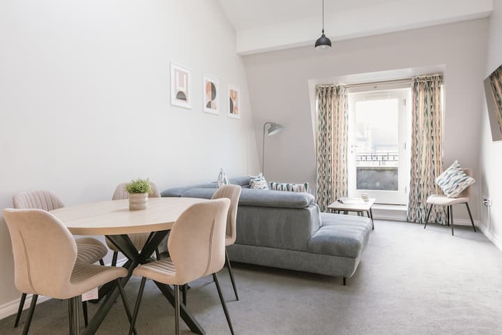 Chic Modern Sleeps 6 + Parking - Carrickfergus