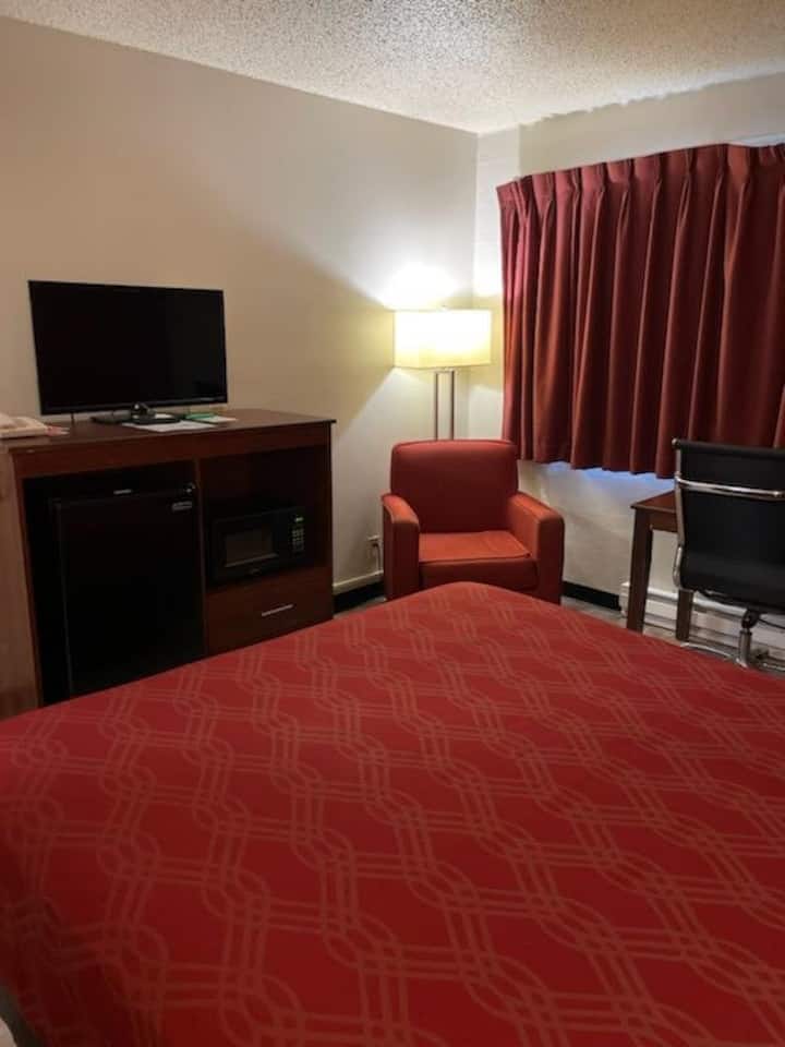 Hotel Room Non-smoking Single Queen - Pet Friendly - Prineville, OR