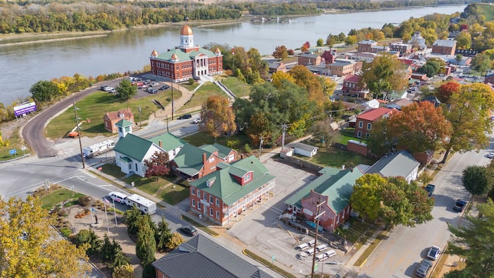 Charming Historic Hermann Hotel King Room - Hermann, MO
