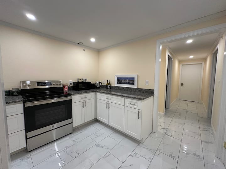 Downtown Camden-2 Bedroom Suite - Camden, ME