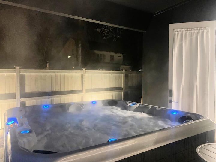 Hot Tub Hideaway Modern Guesthouse - Raleigh, NC