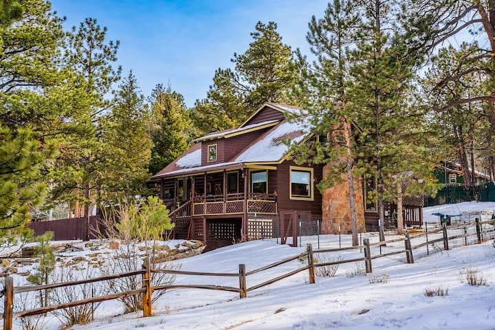 Hot Tub, Fireplace & Turkeys Near National Park - Estes Park, CO