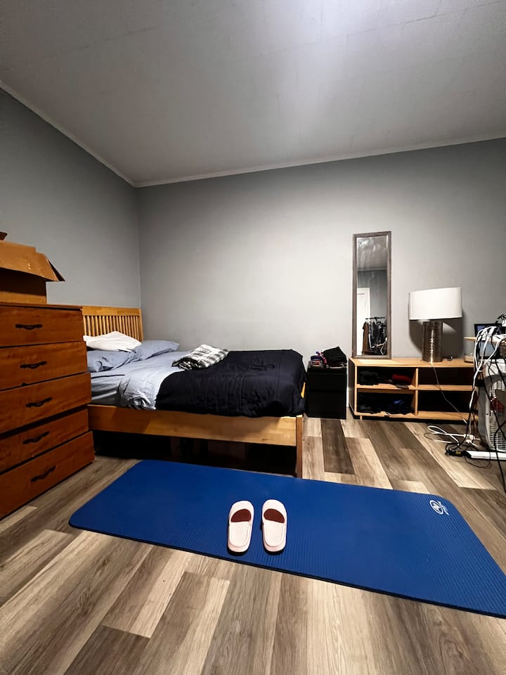 Cozy Room Near Downtown Hartford - West Hartford, CT