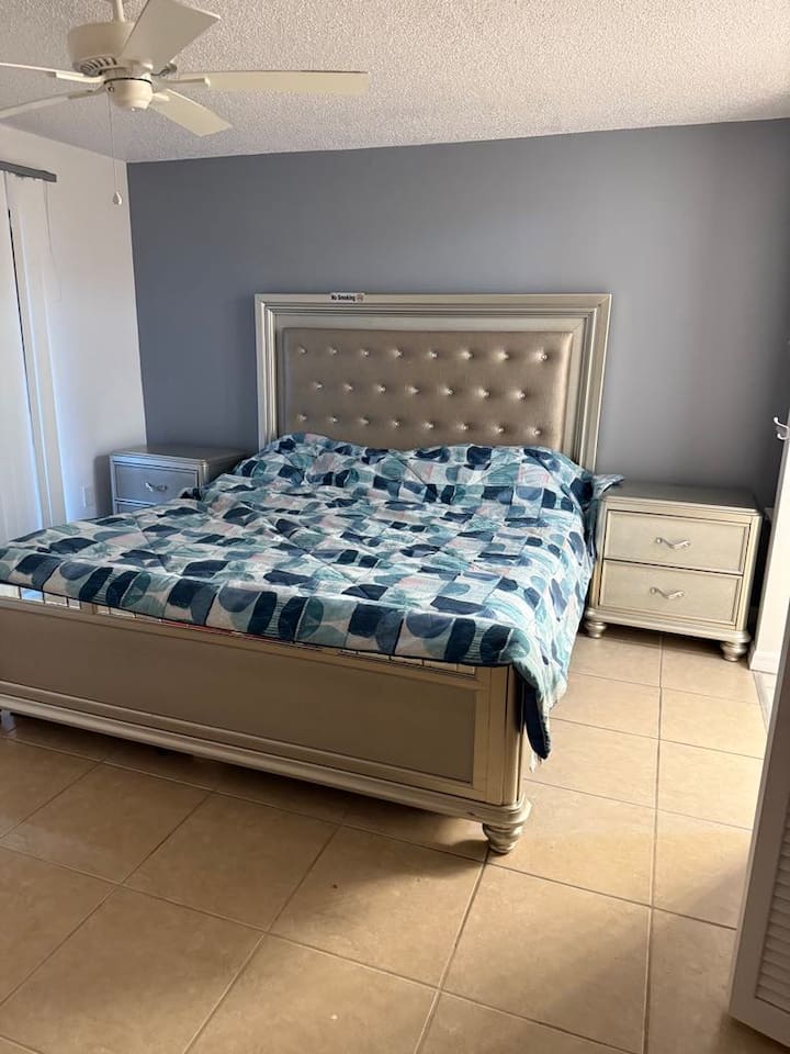 Seaside Dream: Minutes From Sea - Sarasota, FL