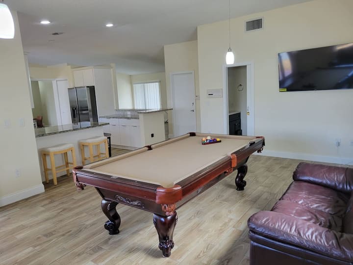 The Sunset House, Large Modern Billiard Miami Home - Kendall, FL