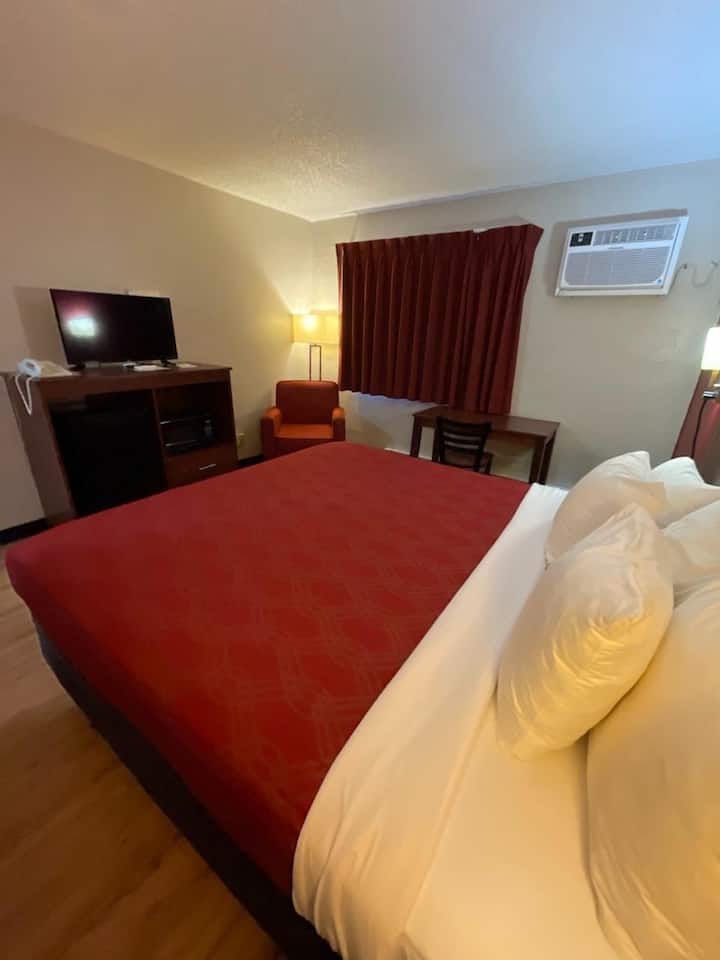 Hotel Room - Non-smoking King - Pet Friendly - Prineville, OR