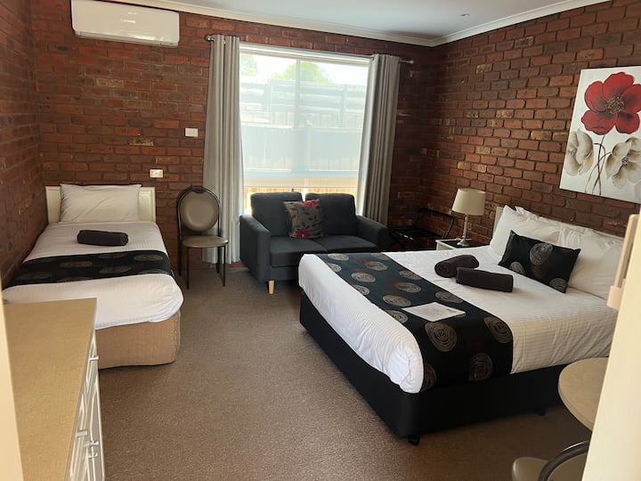 Twin Room -Double And Single Bed - 멜턴