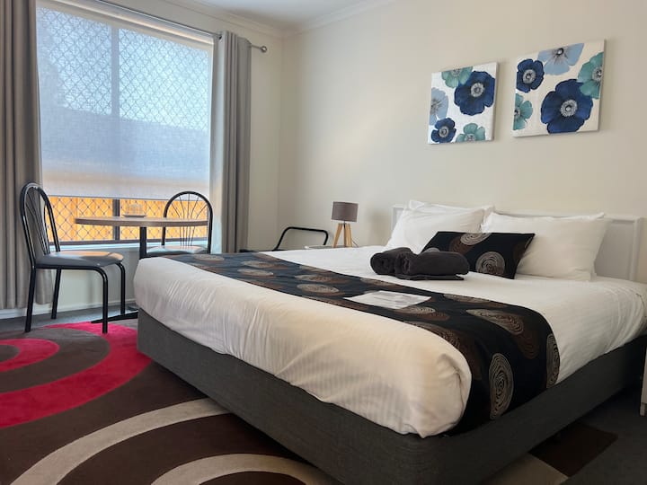 Deluxe King Bedroom With Spa - Melton