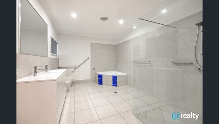 Large Bedroom With Own Ensuit - Cairns