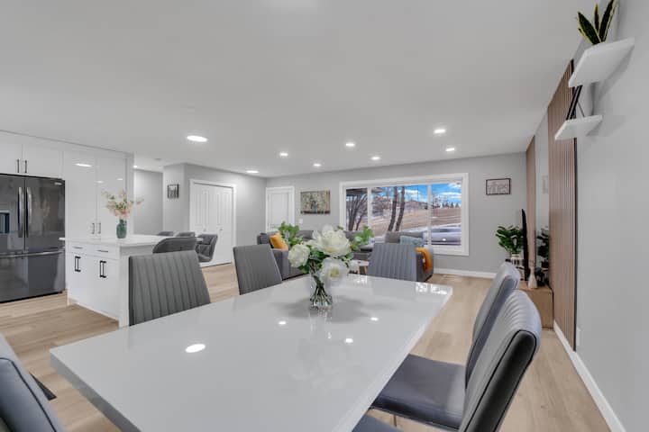 Cozy Hidden Gem In Calgary Centre| 10' Airport - Calgary