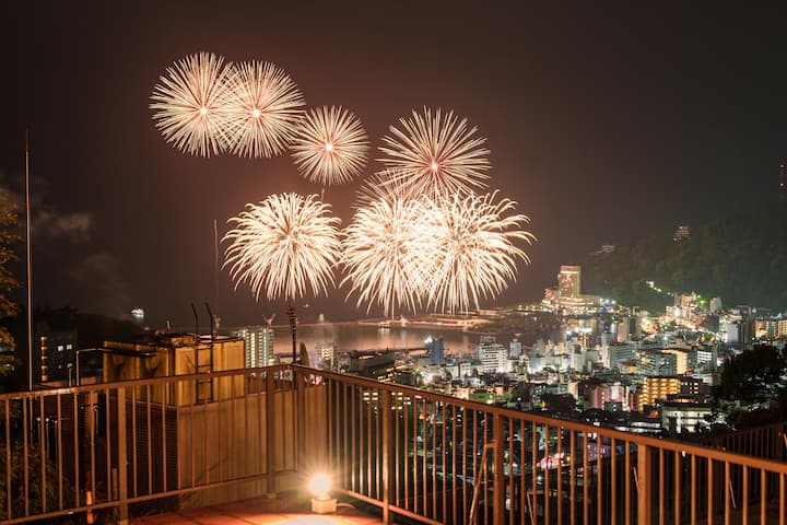 【春のスマイルセール！】熱海花火が観覧可！天然温泉・ジャグジー・サウナ・Bbq有【生6ℓサービス中】 - Atami