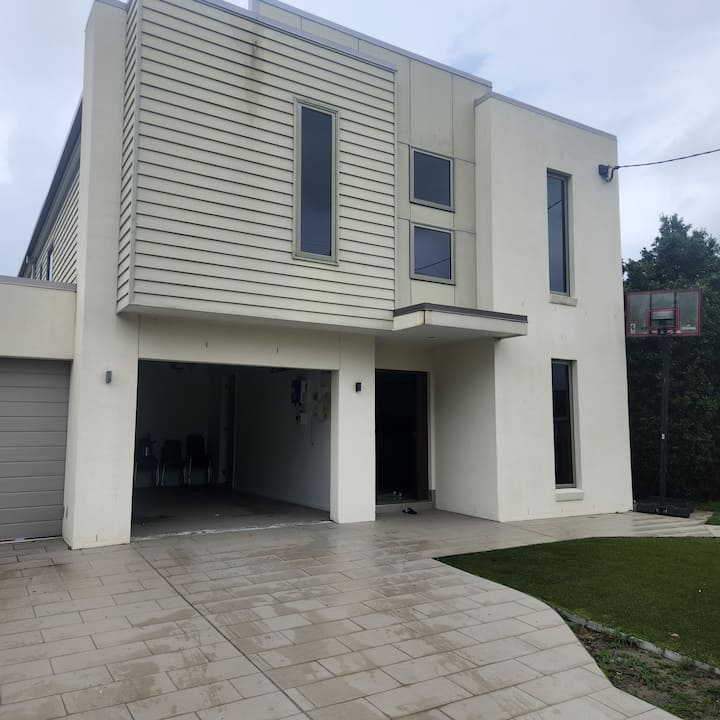 Chevron Island Large Family Home - Surfers Paradise