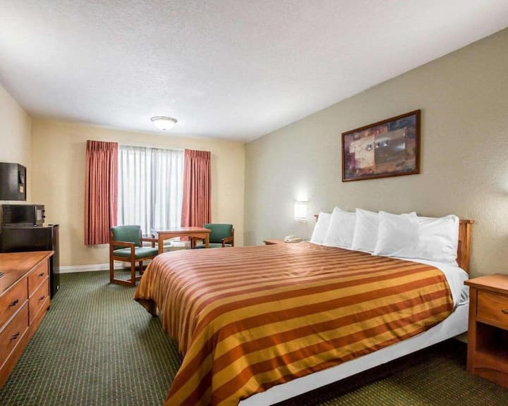 King Bed Walking | Hotel Avenida - San Clemente - San Clemente, CA