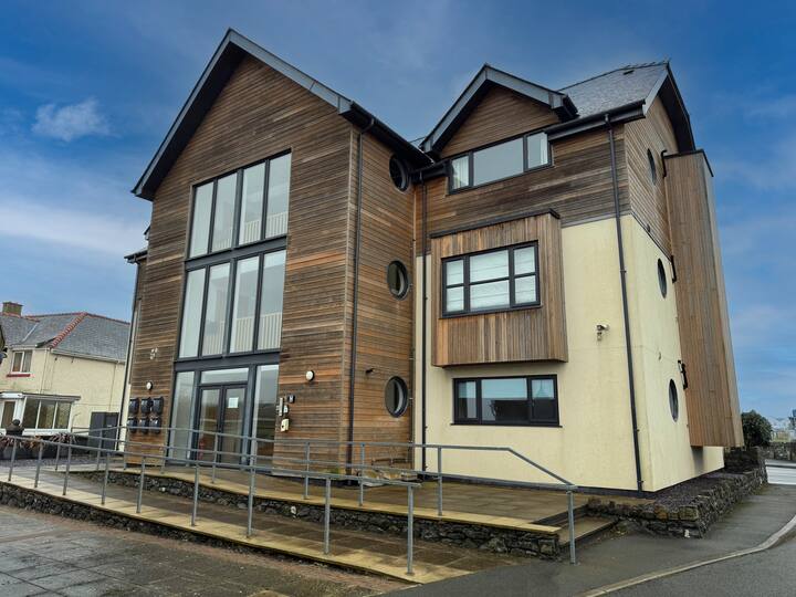 2 Y Bae -Top Floor-2 Bed - Lift And Pet Friendly - Holyhead