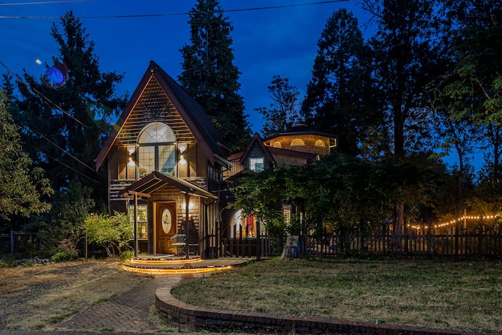 Luxury Eugene Treehouse | Panoramic Views & Deck - Eugene, OR