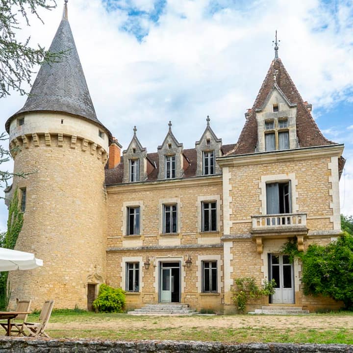 Chateau St Germain Des Pres King Bedroom (Balcony) - Dordogne