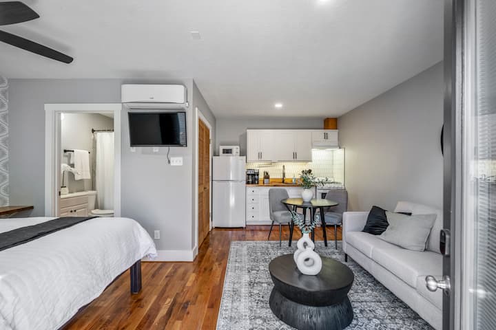 Stylish & Fully Equipped Studio With Gated Parking - Houston