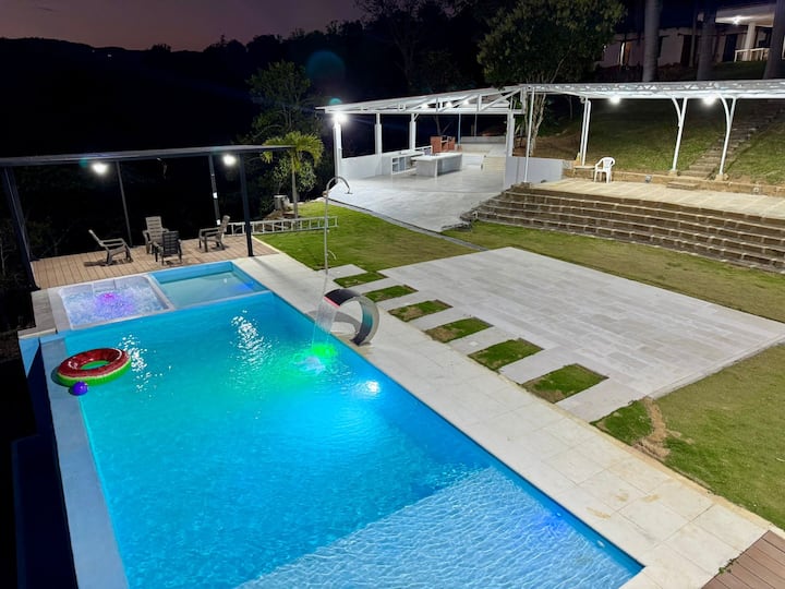 Espectacular Y Amplia Parcela/piscina/jacuzzi - Curiti