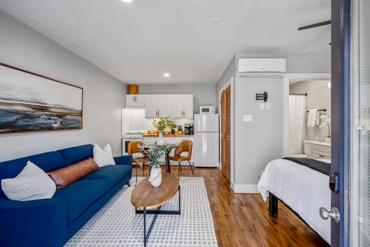 Modern Fully Equipped Studio, Gated Parking! - South Houston, TX