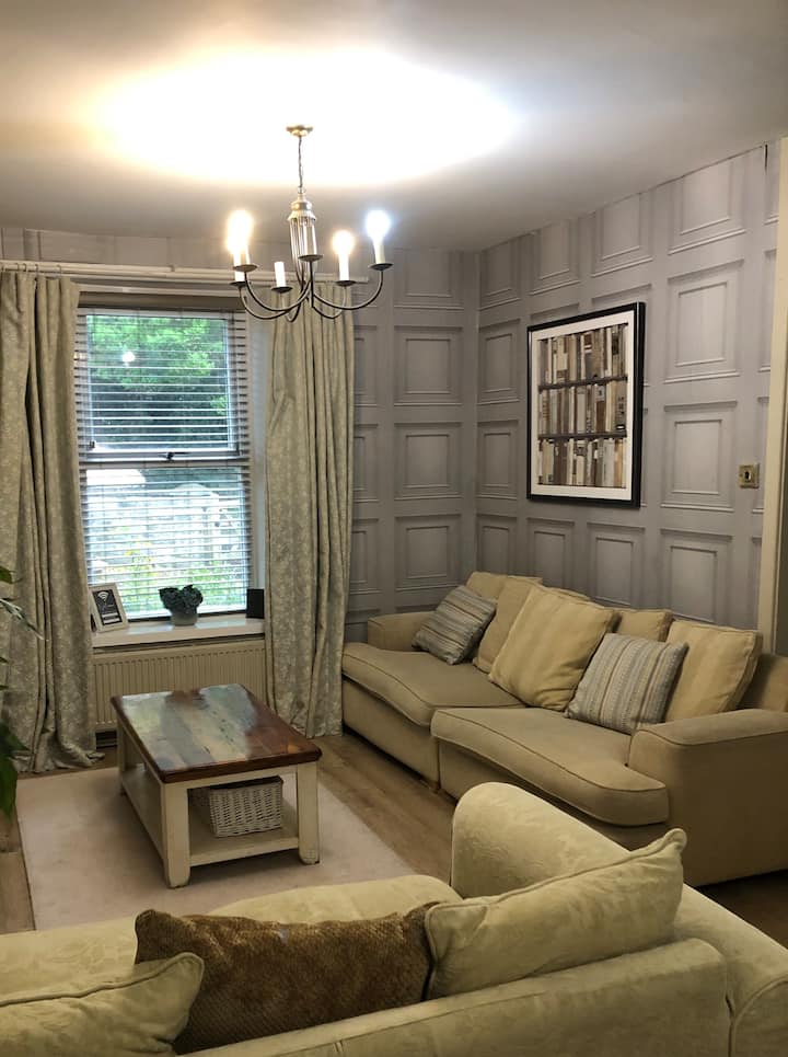 Cosy Village Cottage Park Views - Carmarthen
