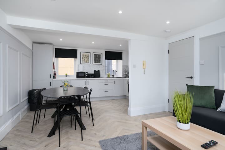 Modern 5 Bed-2 Bath Apartment - Galashiels