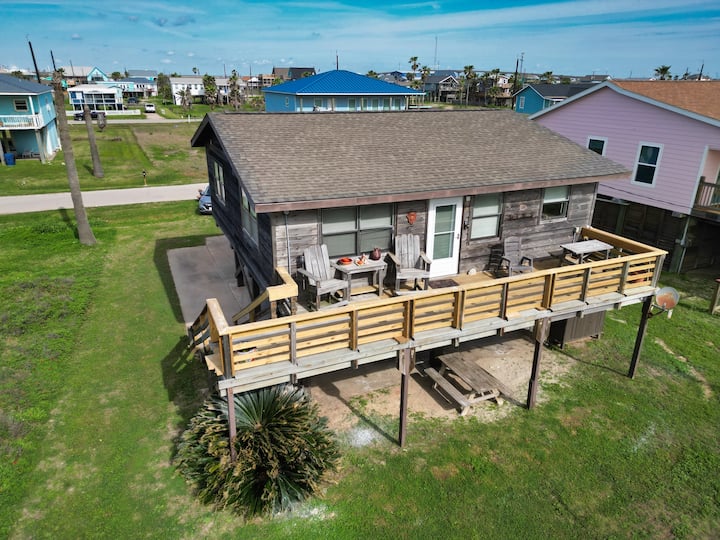 Charming 2nd Row W/ Beach Views - Freeport, TX