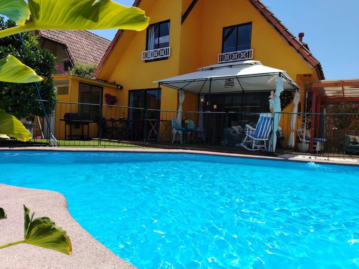 Summer house with a pool in its courtyard in Viña - Houses for Rent in ...