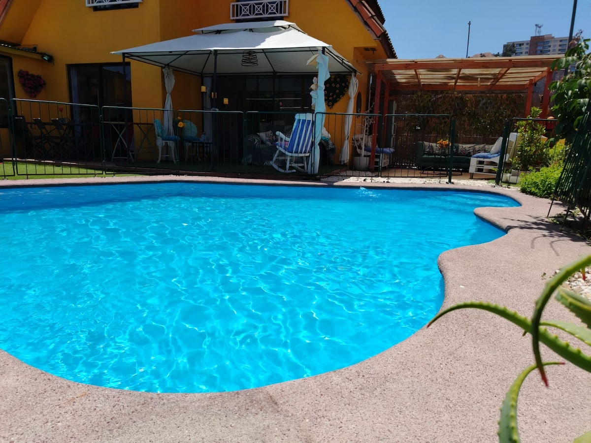 Summer house with a pool in its courtyard in Viña - Houses for Rent in ...