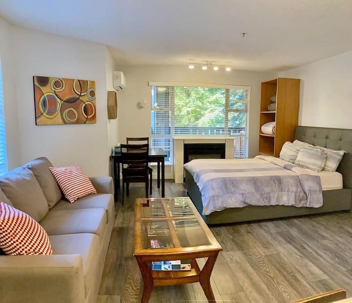 ˰Eight People Upper Village Tranquilityˑ - Whistler Blackcomb