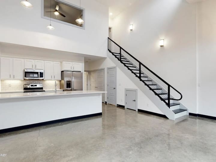 Superhost ~ Beautiful New Condo - Anchorage, KY