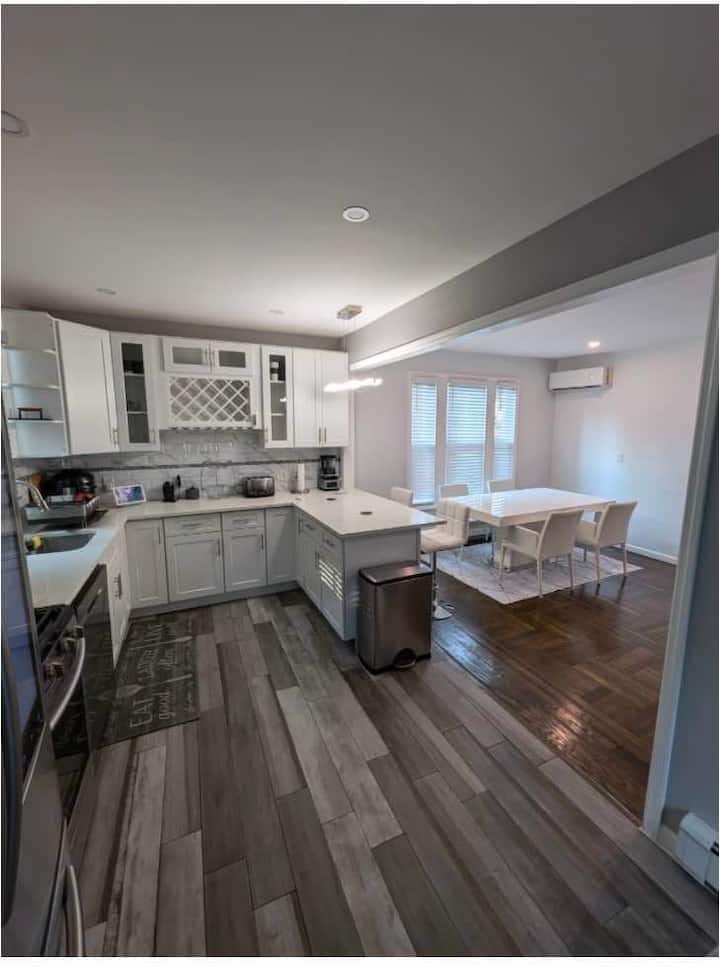 Modern Comfort Retreat - Garden City, NY