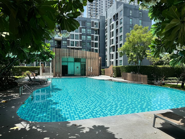 Big 32 Sq. Ft. Room. Pool View/mrt/netflix - Bang Kapi District