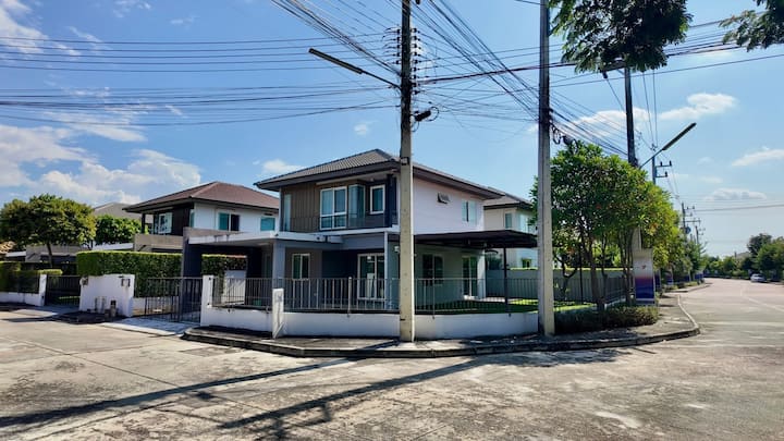 3-bed House 15 Min From Anywhere - San Kamphaeng