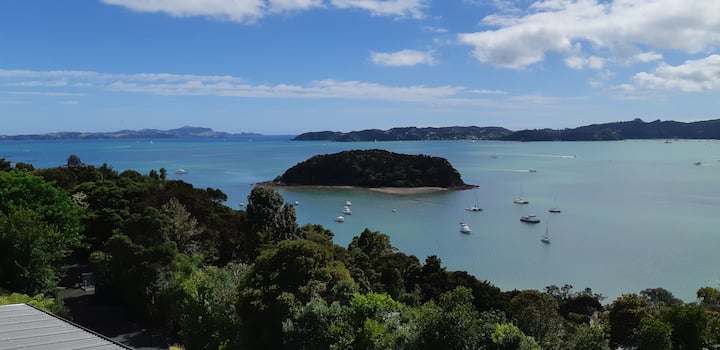 Seaviews On Sullivans - Russell
